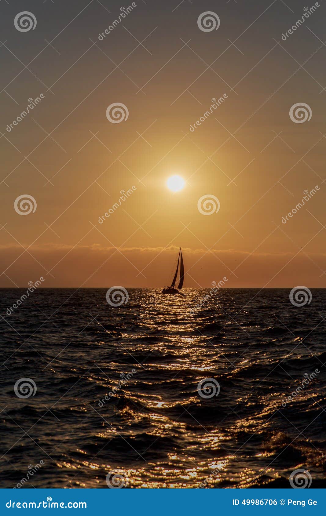 Segeln und Sonnenuntergang stockfoto. Bild von dämmerung - 49986706