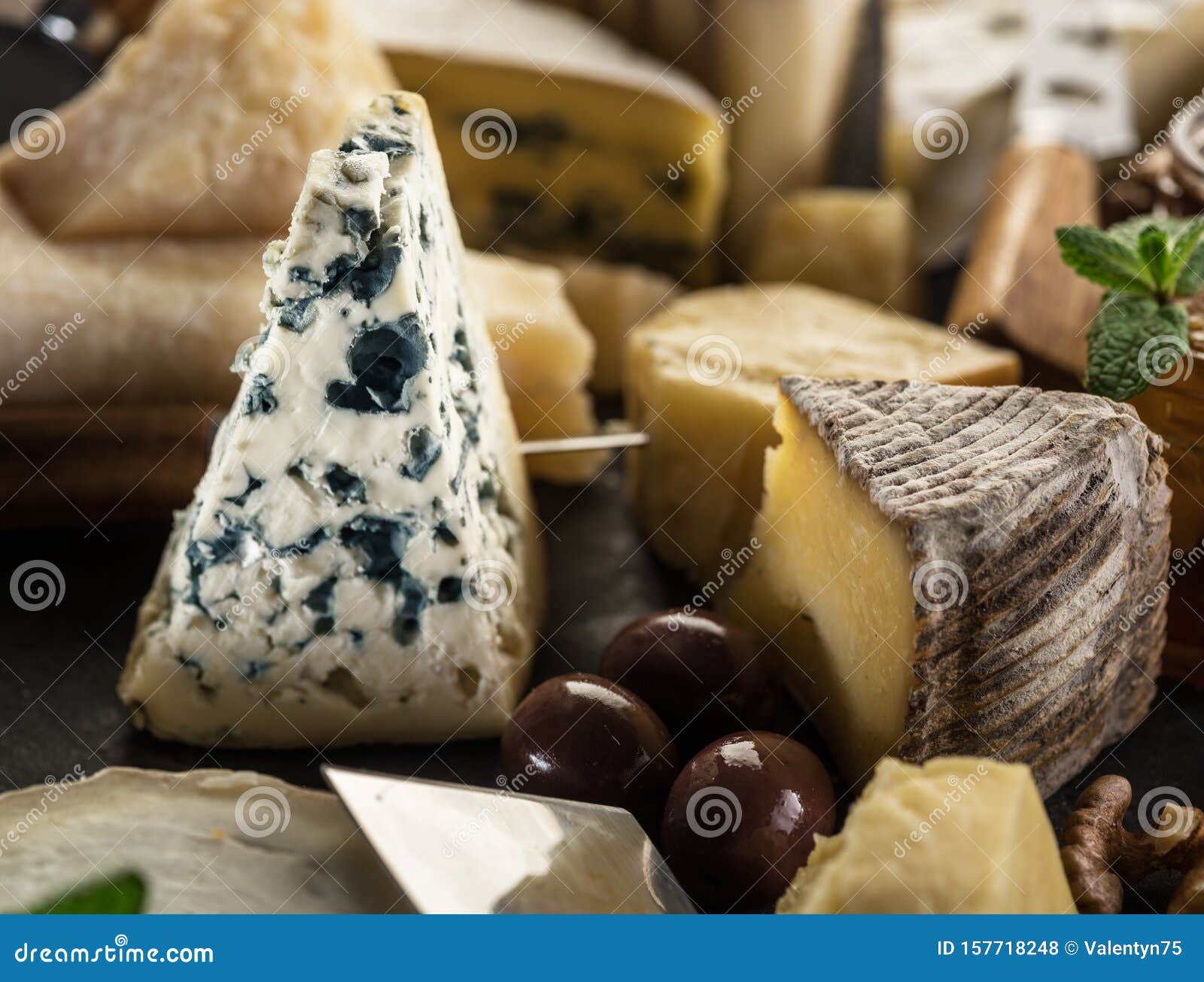 Segmento Di Formaggio Di Muffa Blu Con Olive E Gamma Di Formaggi Sullo ...