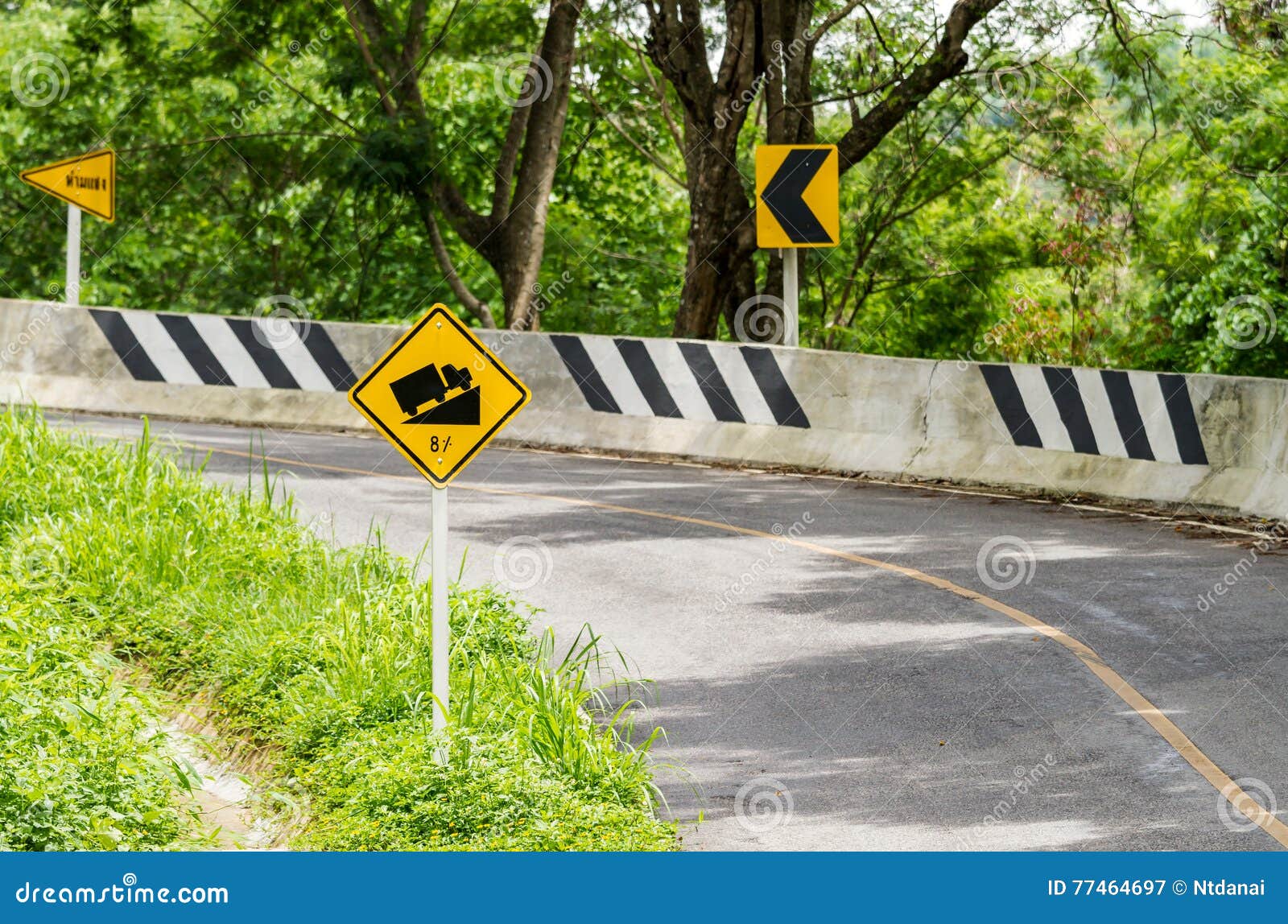 Segnale Stradale Che Indica Pendio Ripido Immagine Stock - Immagine di ...