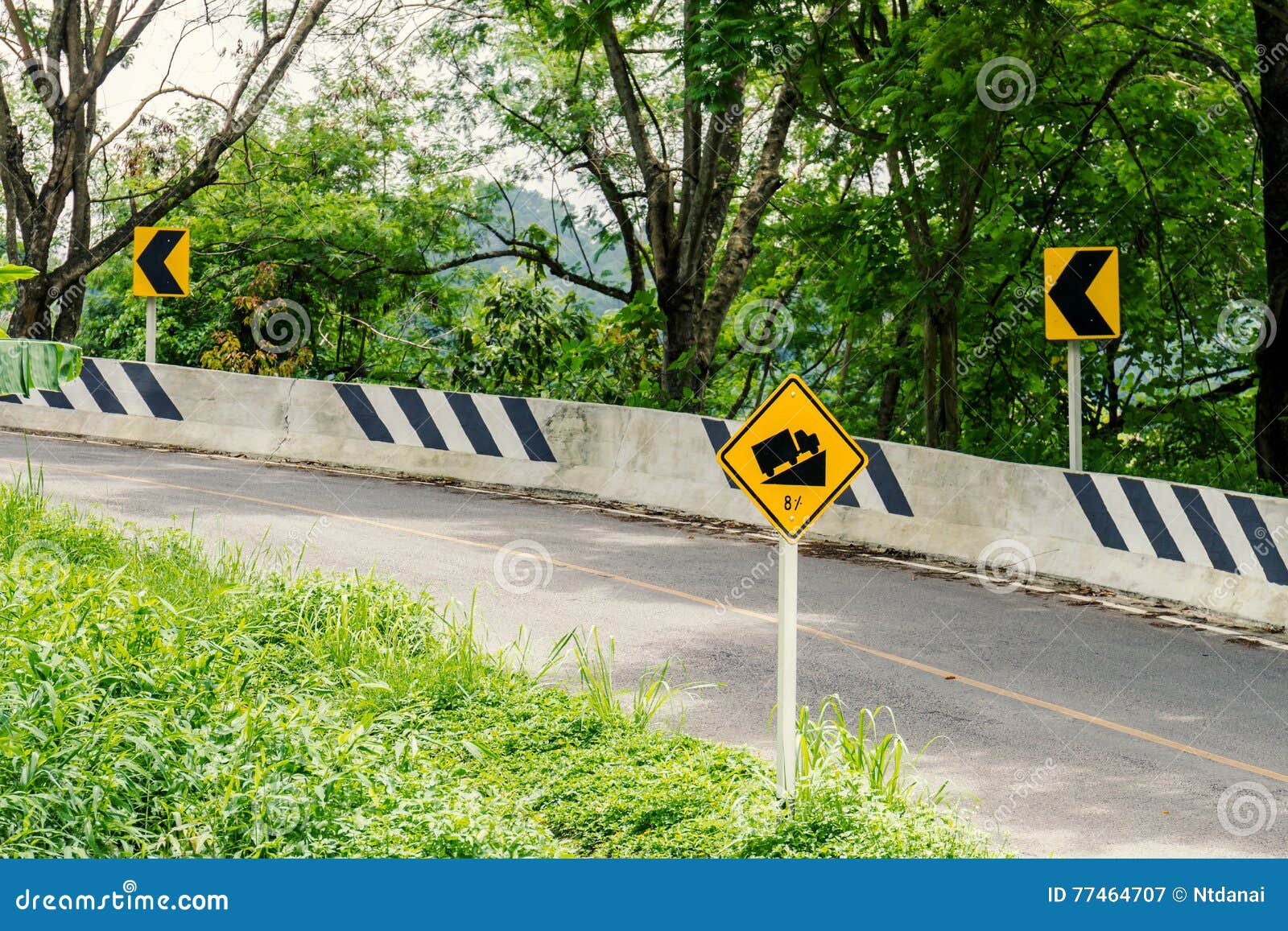 Segnale Stradale Che Indica Pendio Ripido Immagine Stock - Immagine di ...
