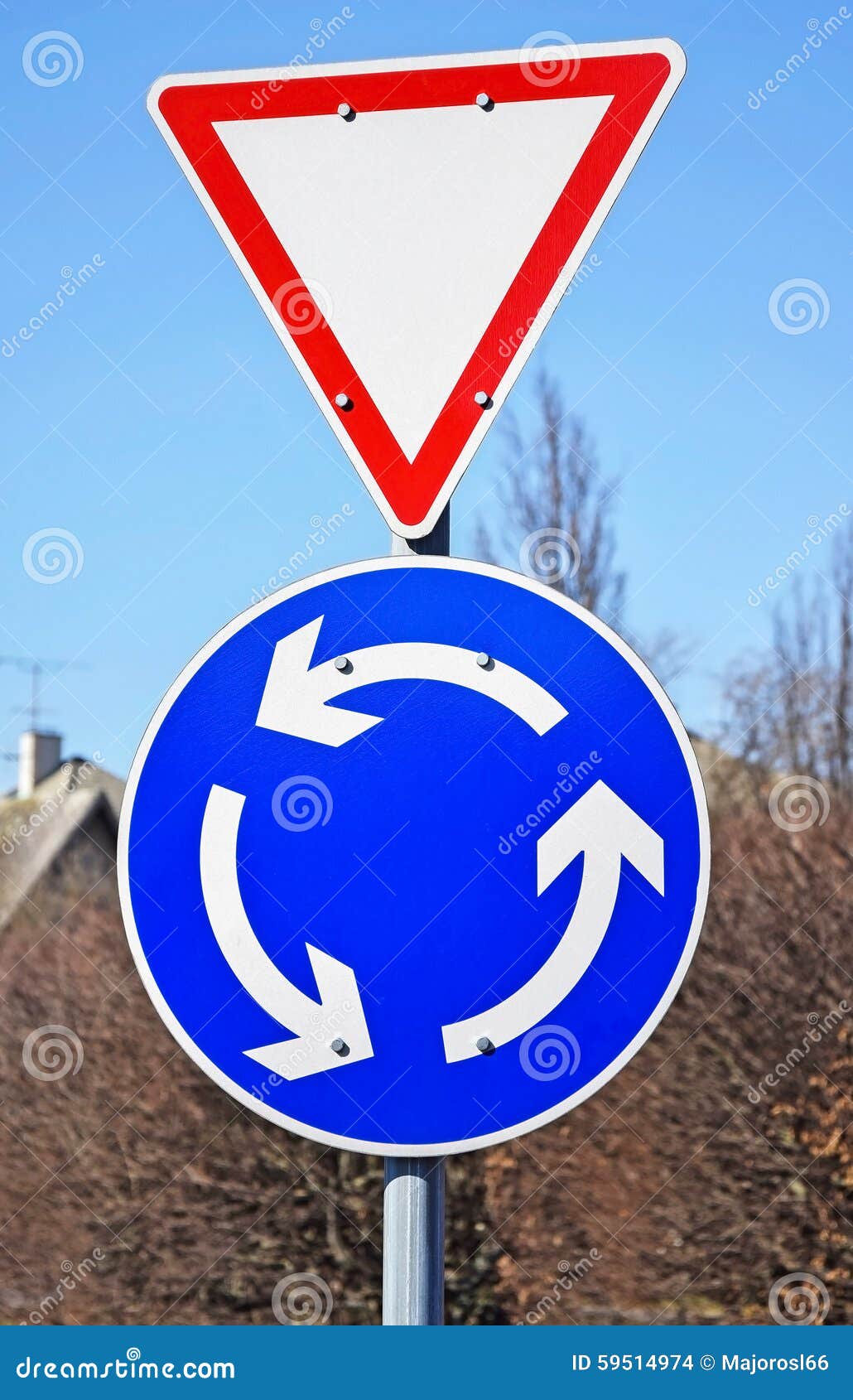 Segnale Stradale Del Rendimento E Segno Della Rotonda Fotografia Stock ...