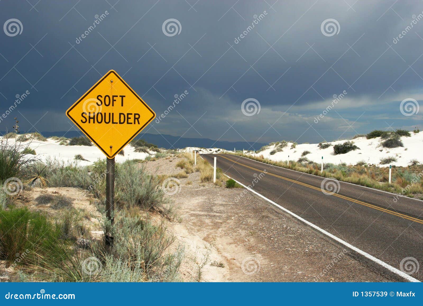 Segnale Stradale Della Banchina Non Transitabile Immagine Stock ...