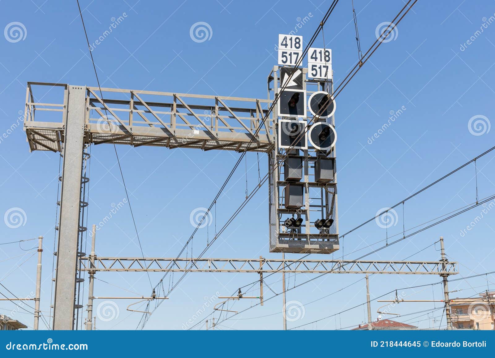 Segnaletica Ferroviaria Posta Sopra I Binari. Semafori E Cavi Elettrici ... Segnaletica Ferroviaria Posta Sopra I Binari. Semafori E Cavi Elettrici ...