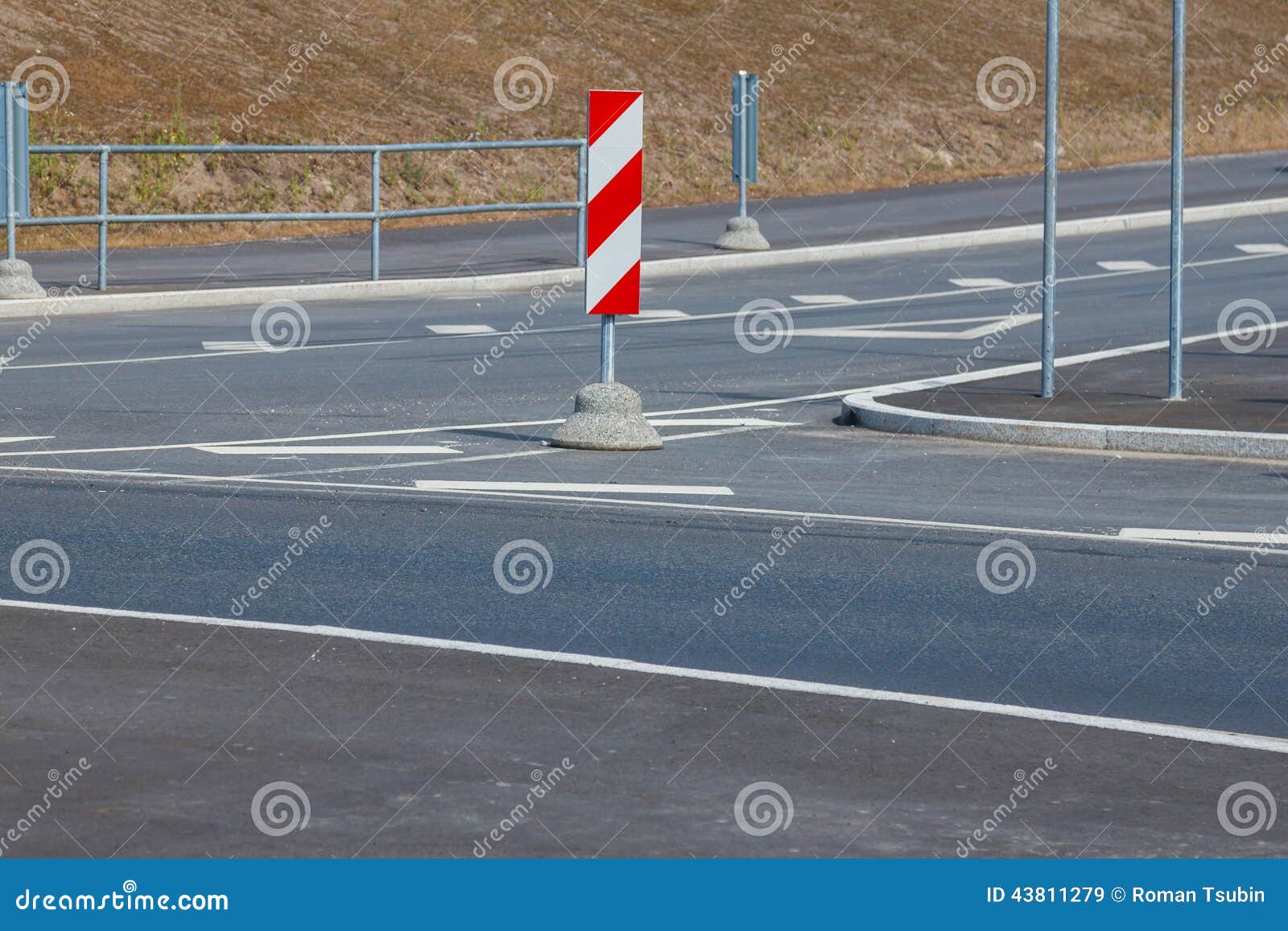 Segnali Stradali a Strisce Rossi E Bianchi Immagine Stock - Immagine di ...