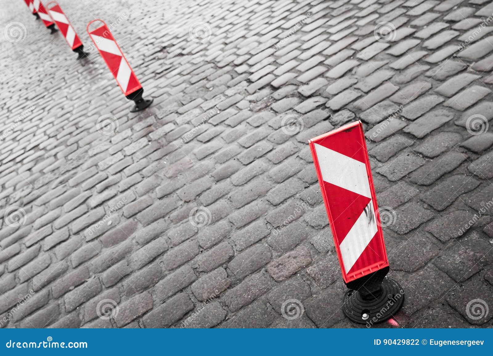Segnali Stradali a Strisce Rossi E Bianchi Verticali Fotografia Stock ...