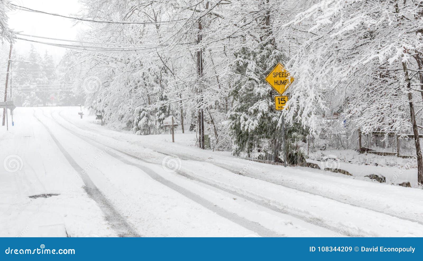 Segnali Stradali Sulla Strada Innevata Immagine Stock - Immagine di ...