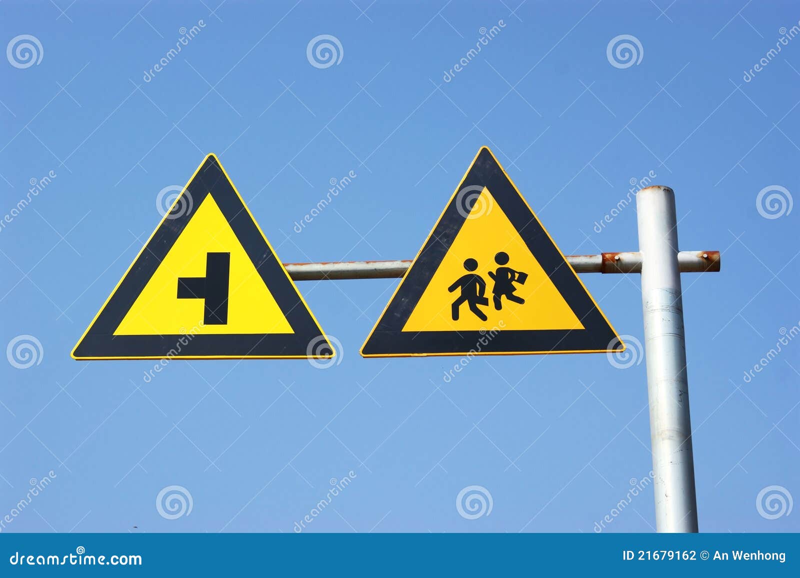 Segnali Stradali Triangolari Fotografia Stock - Immagine di segni ...