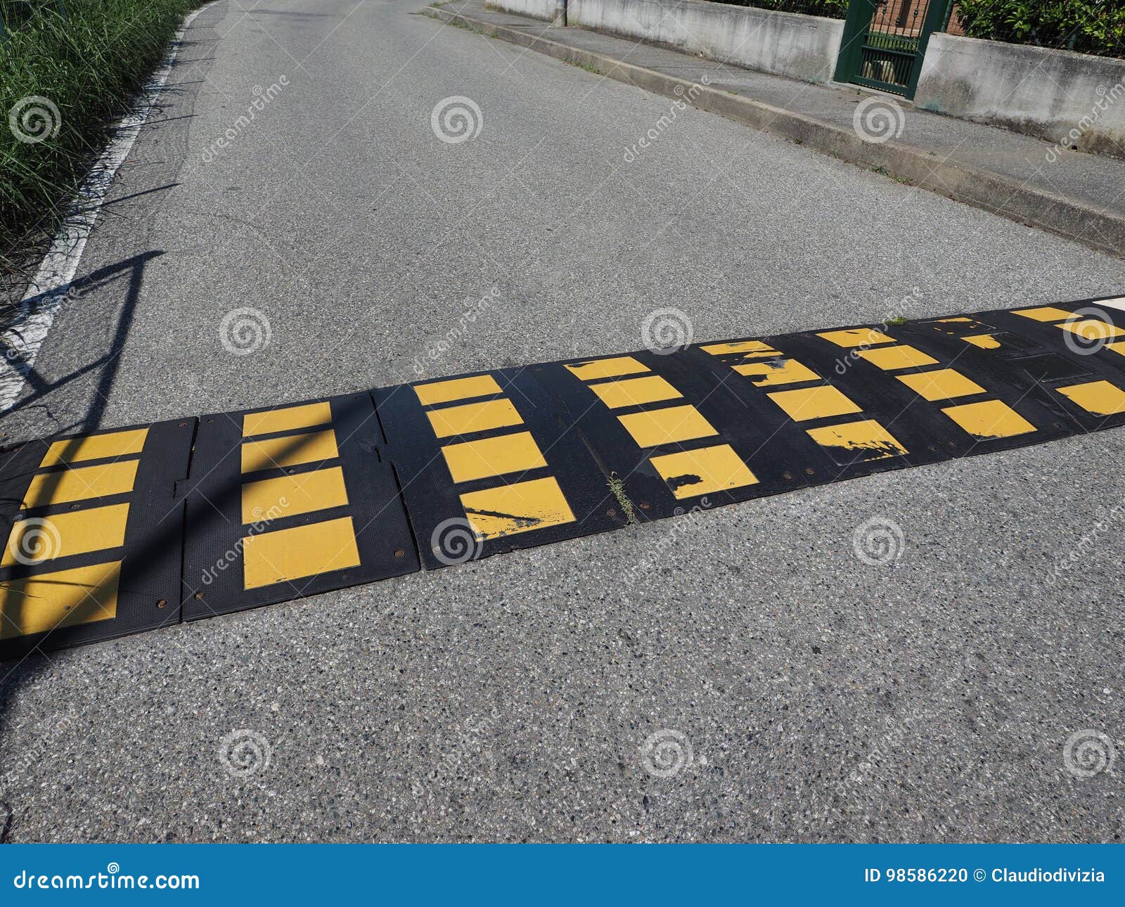 Segno Della Gobba Del Dosso Stradale Fotografia Stock - Immagine di ...