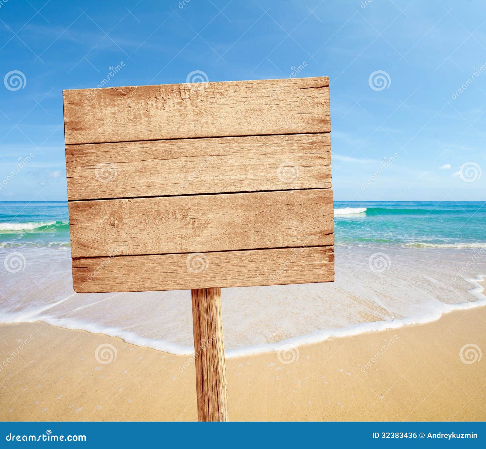 Segno Di Legno Sulla Spiaggia Del Mare Fotografia Stock - Immagine di ...