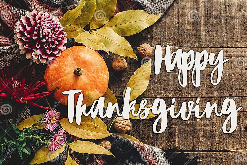 Segno Felice Del Testo Di Ringraziamento Sulla Zucca Di Autunno Con Le ... Segno Felice Del Testo Di Ringraziamento Sulla Zucca Di Autunno Con Le ...