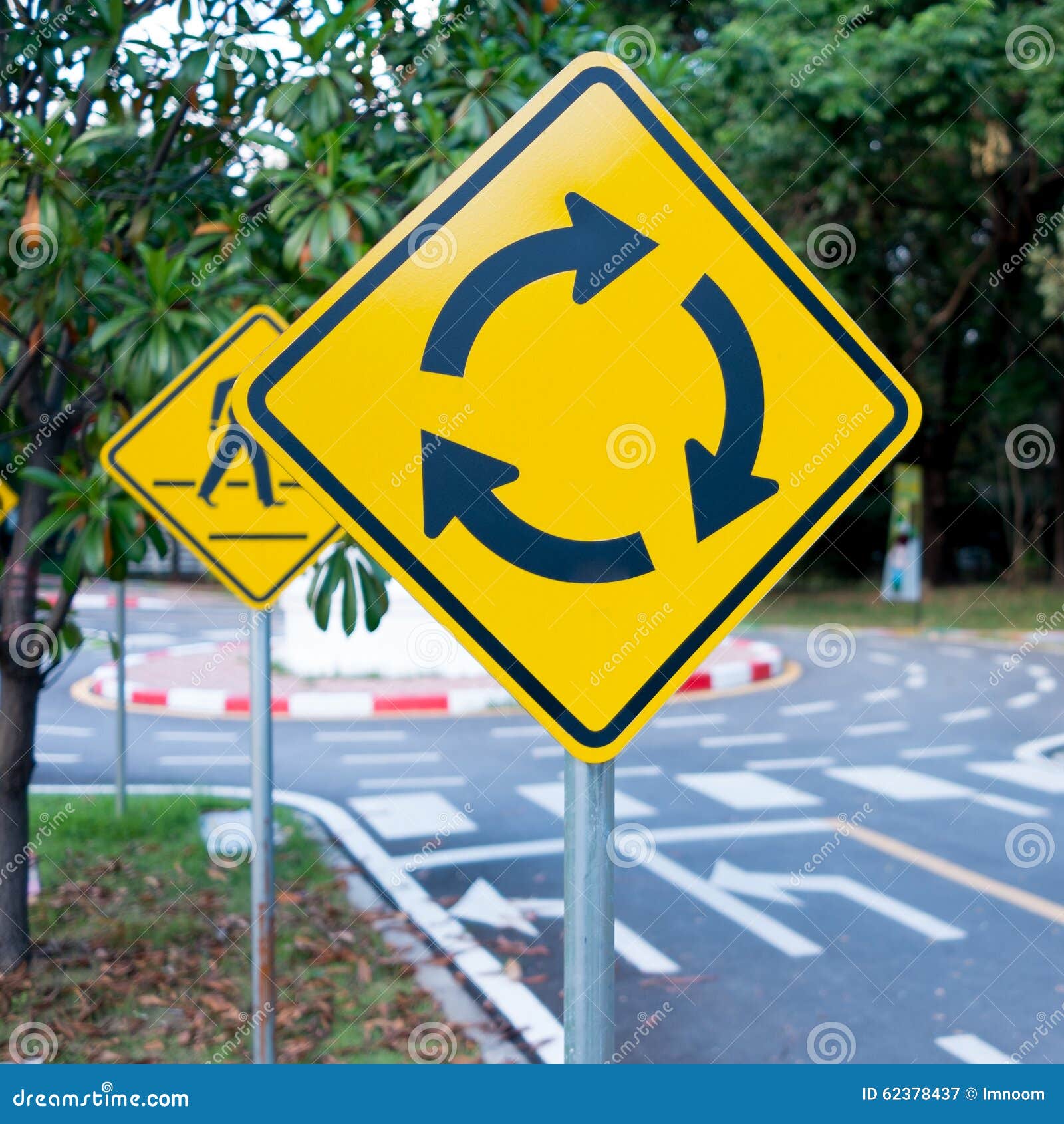 Segno Giallo Della Rotatoria Immagine Stock - Immagine di azionamento ...