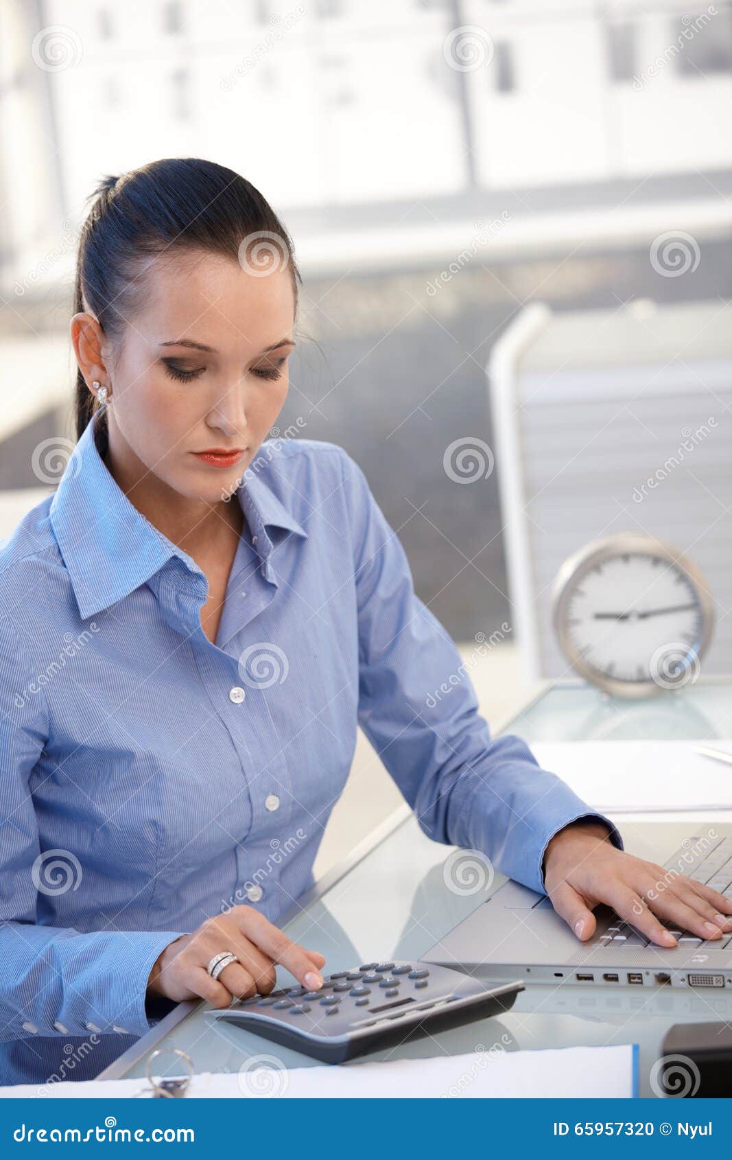 Segretaria Che Per Mezzo Del Calcolatore Fotografia Stock - Immagine di ...