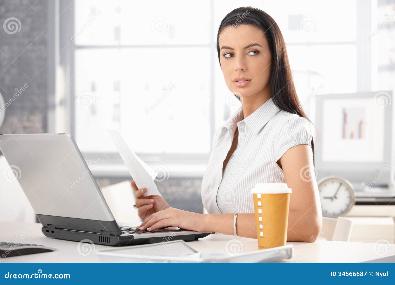 Segretaria Occupata Con Il Documento Immagine Stock - Immagine di ...