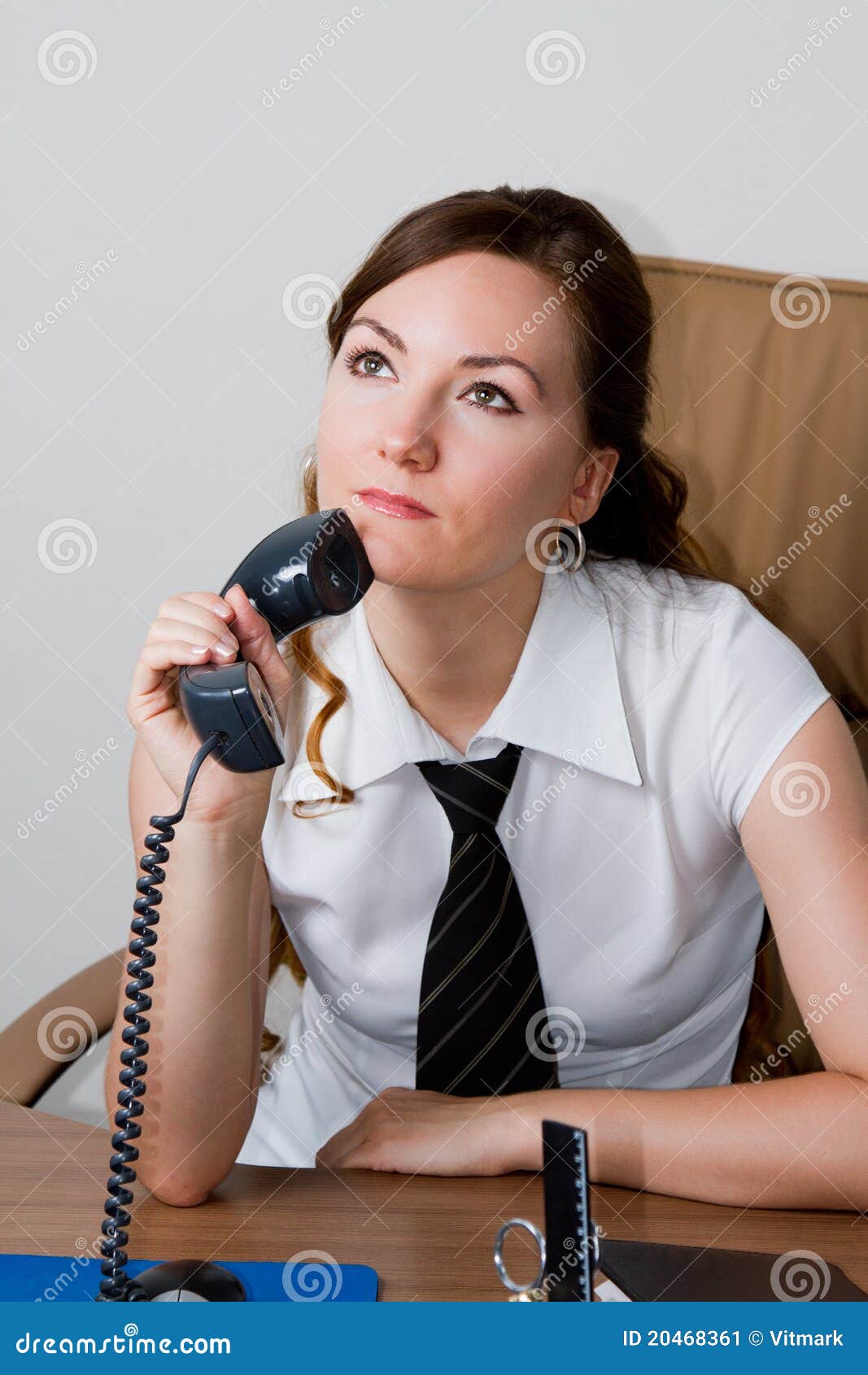 Segretaria Pensive Con Un Telefono Immagine Stock - Immagine di ufficio ...