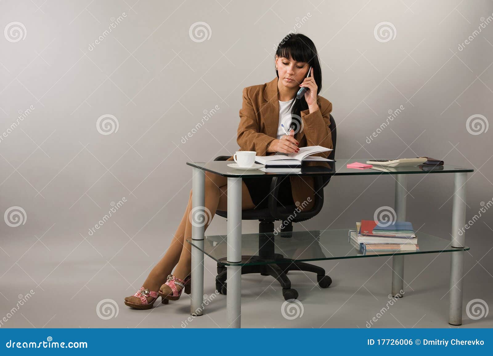 Segretaria in un ufficio fotografia stock. Immagine di adorabile - 17726006