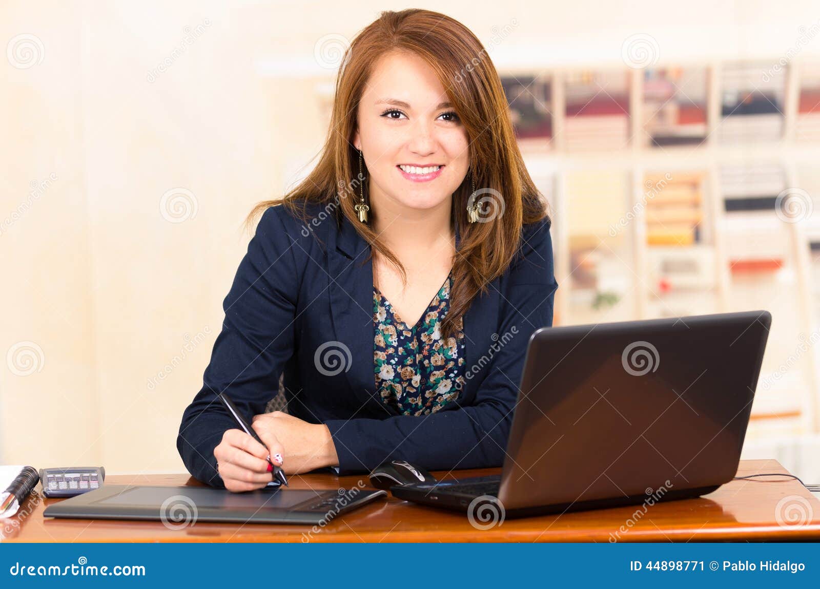 Segretario Che Lavora Con Il Computer Portatile E La Compressa Immagine ...