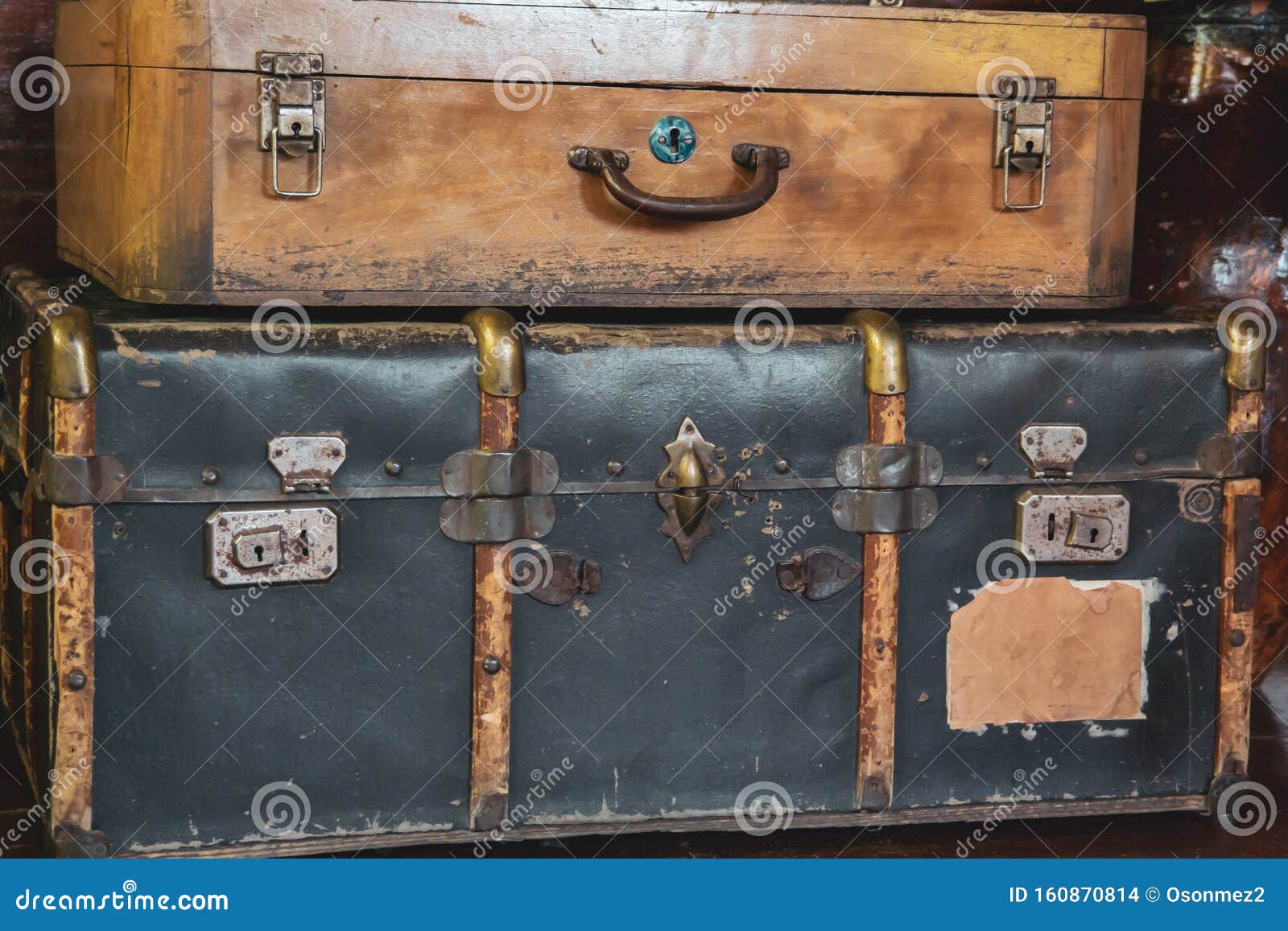 Sehr alte Koffer in Reihe stockfoto. Bild von aktenkoffer - 160870814