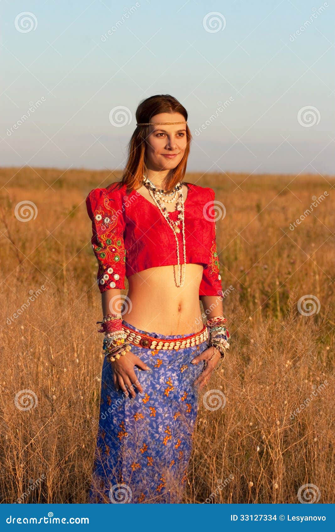 Sehr schöner Zigeuner stockfoto. Bild von lächeln, taille - 33127334