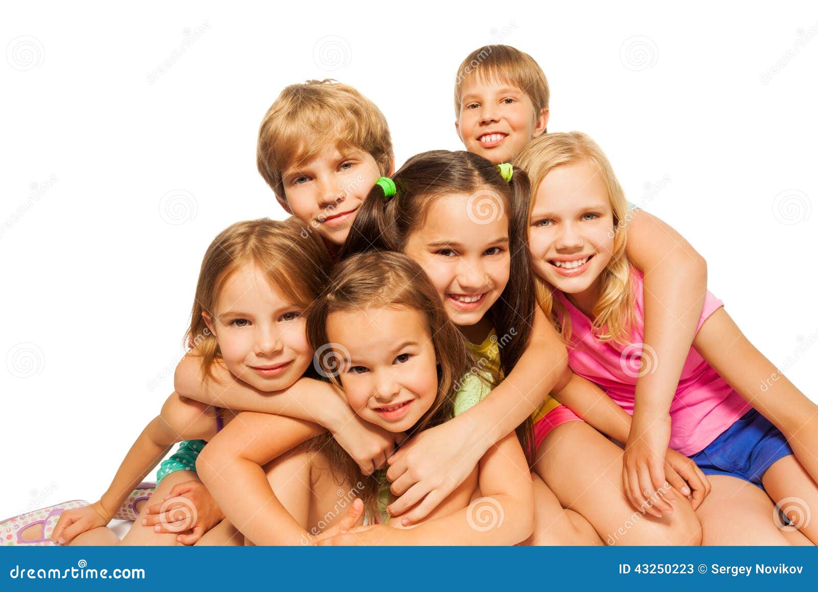 Sei Bambini Si Siedono Abbracciare Insieme Immagine Stock - Immagine di ...