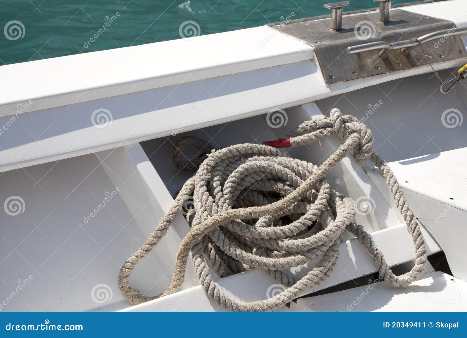 Seil im Boot stockbild. Bild von wasser, plattform, boot - 20349411