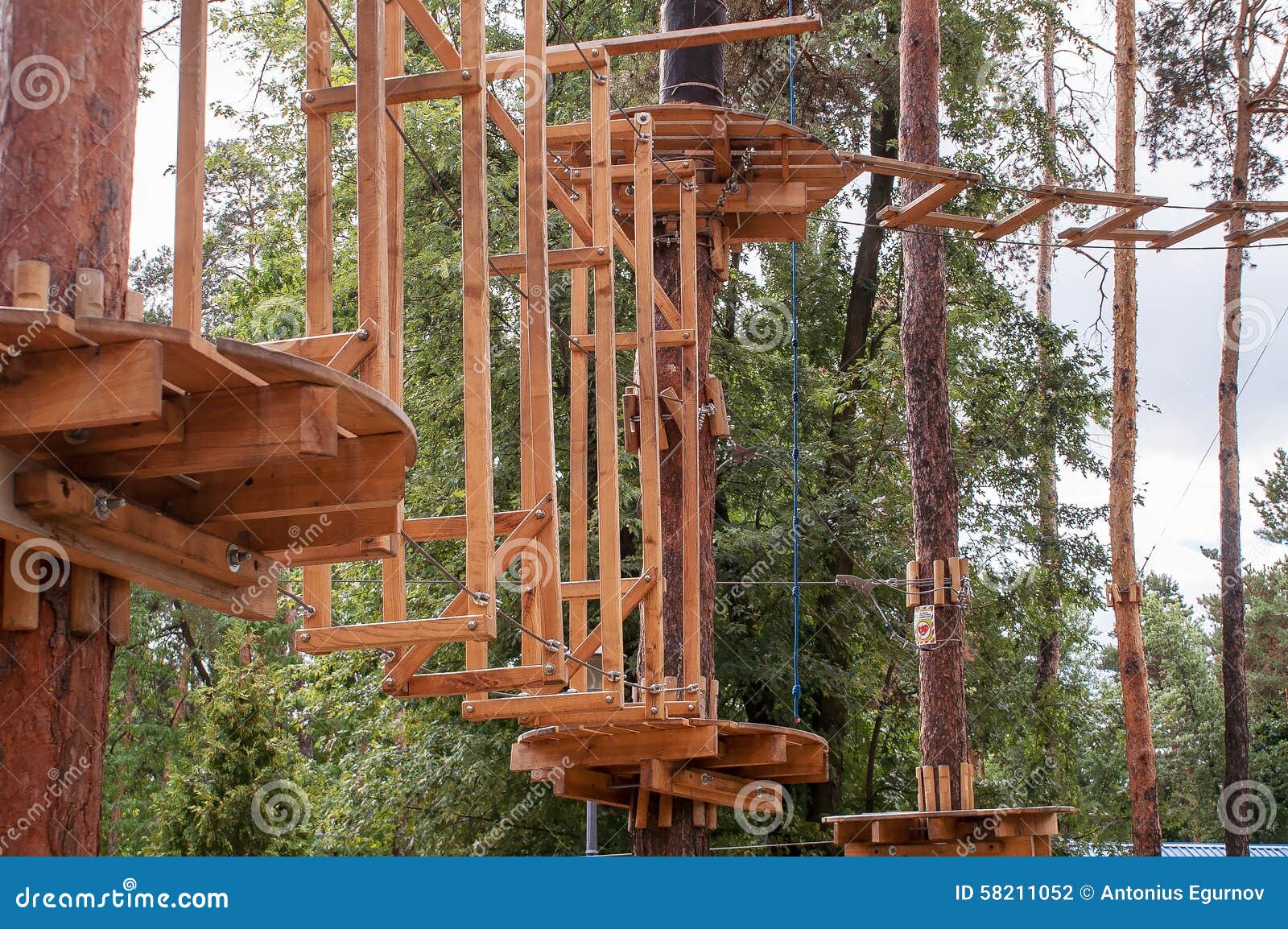 Seilpark stockfoto. Bild von planke, hindernis, hoch - 58211052