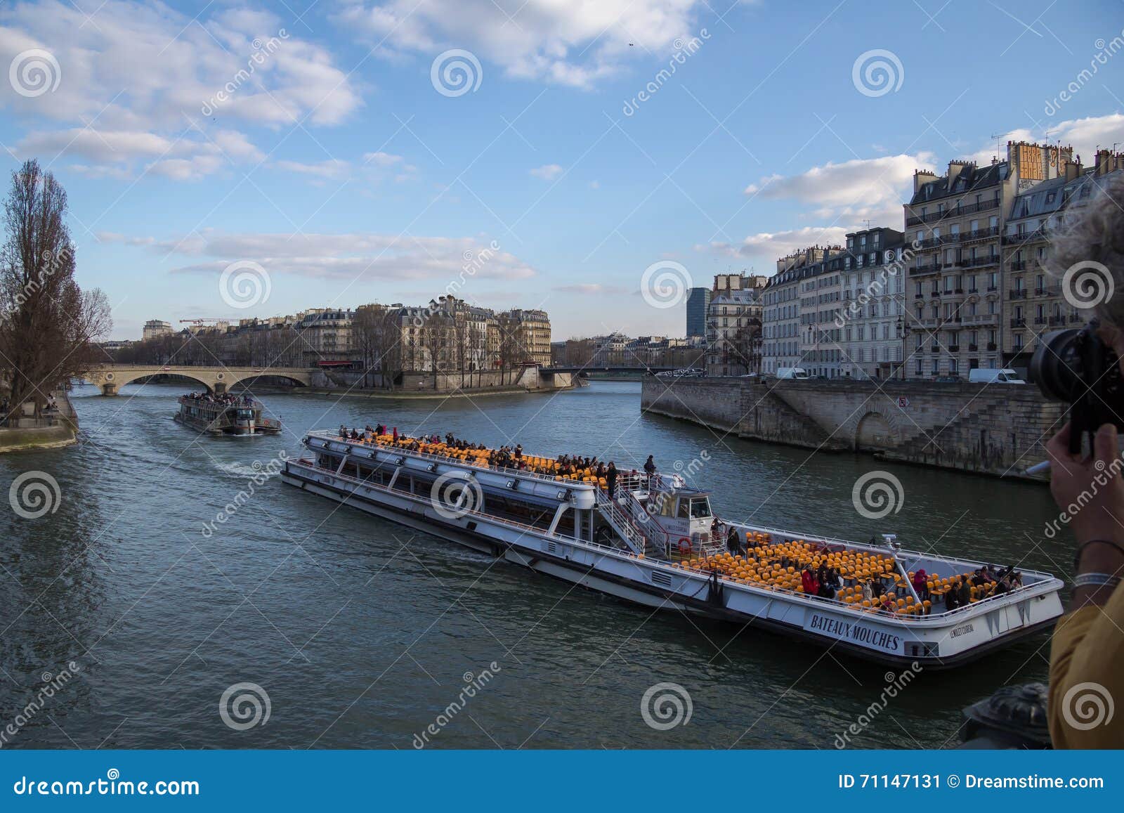 Seine embankment editorial photo. Image of sunny, paris - 71147131
