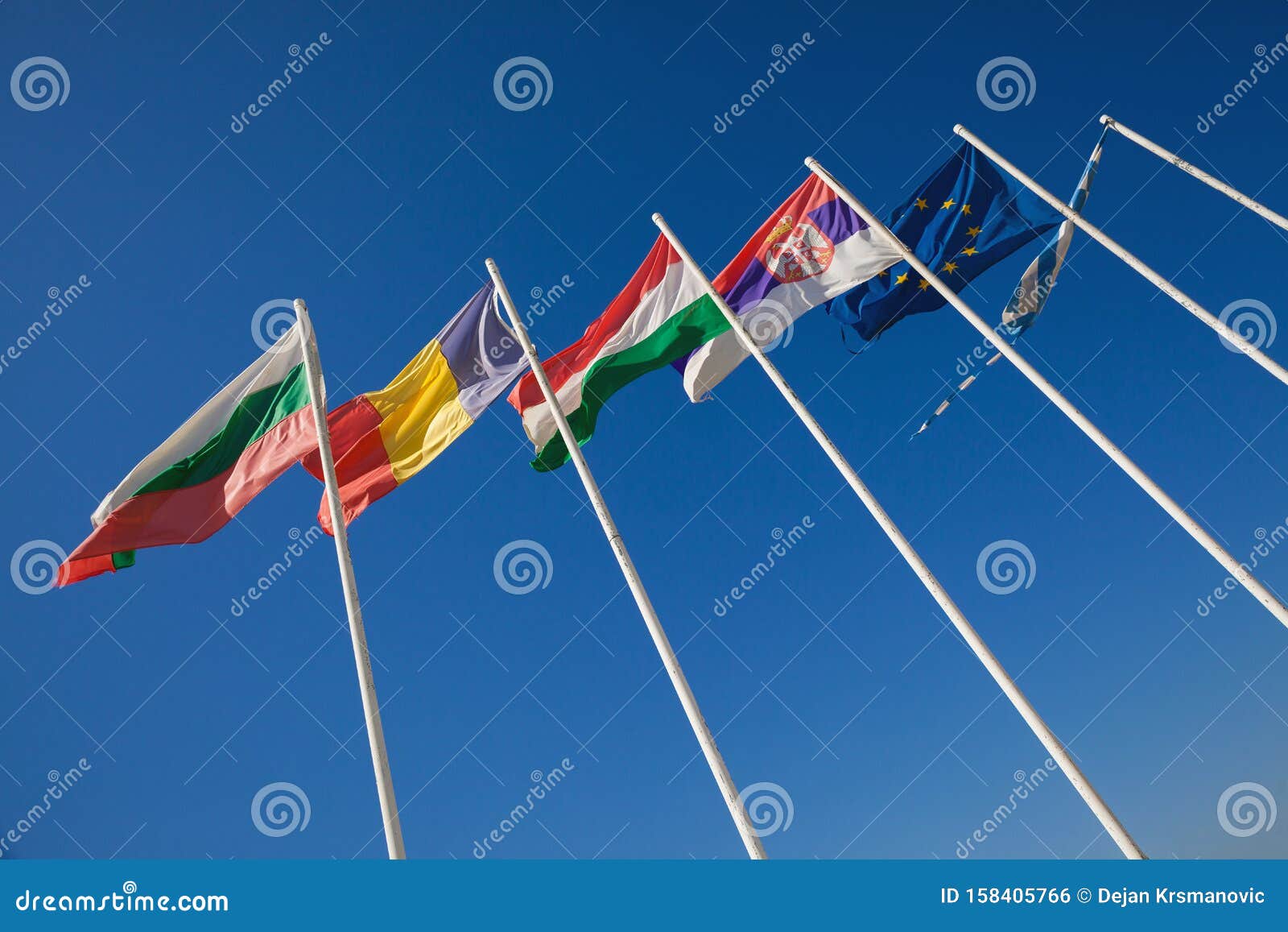 Seis banderas en el viento foto de archivo. Imagen de europa - 158405766