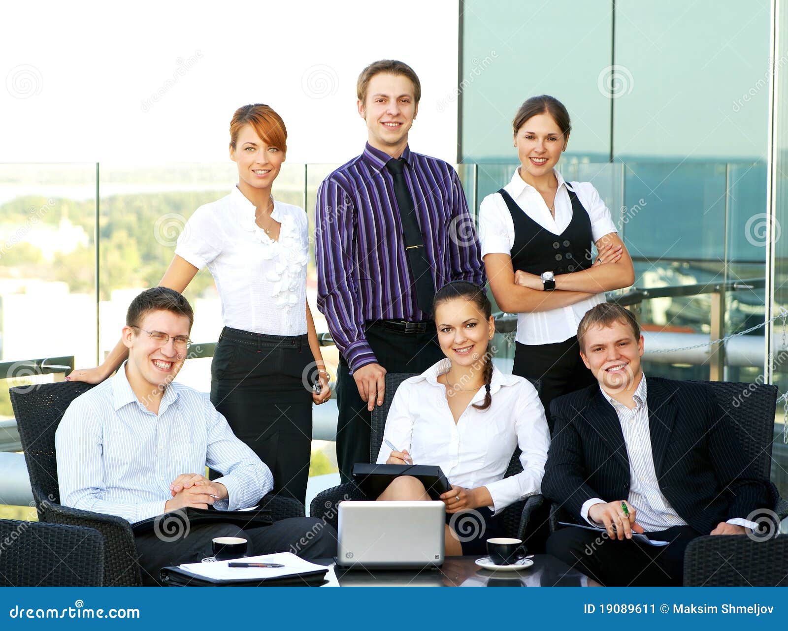 Seis Businesspersons Jovenes En Ropa Formal Imagen de archivo - Imagen ...