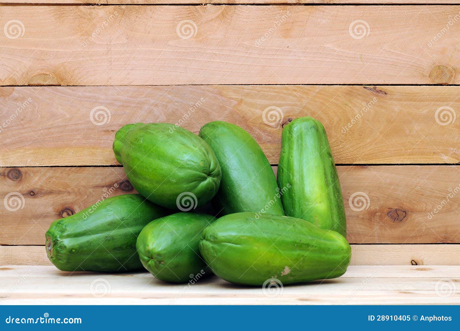 Seis papayas verdes imagen de archivo. Imagen de dulce - 28910405