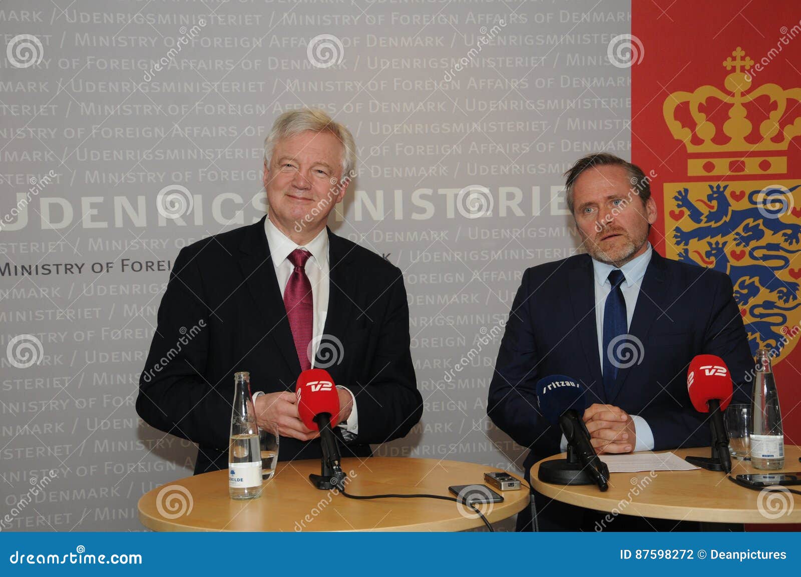 SEITA ESTRANGEIRA DE DAVID DAVIS COM ANDERS SAMUELSEN Fotografia ...
