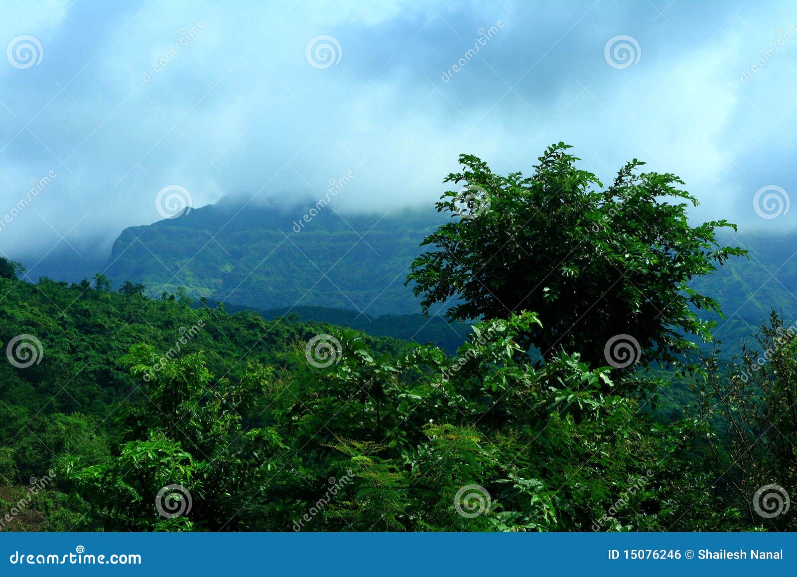 Seizoen van moesson stock foto. Image of aziatisch, wolken - 15076246