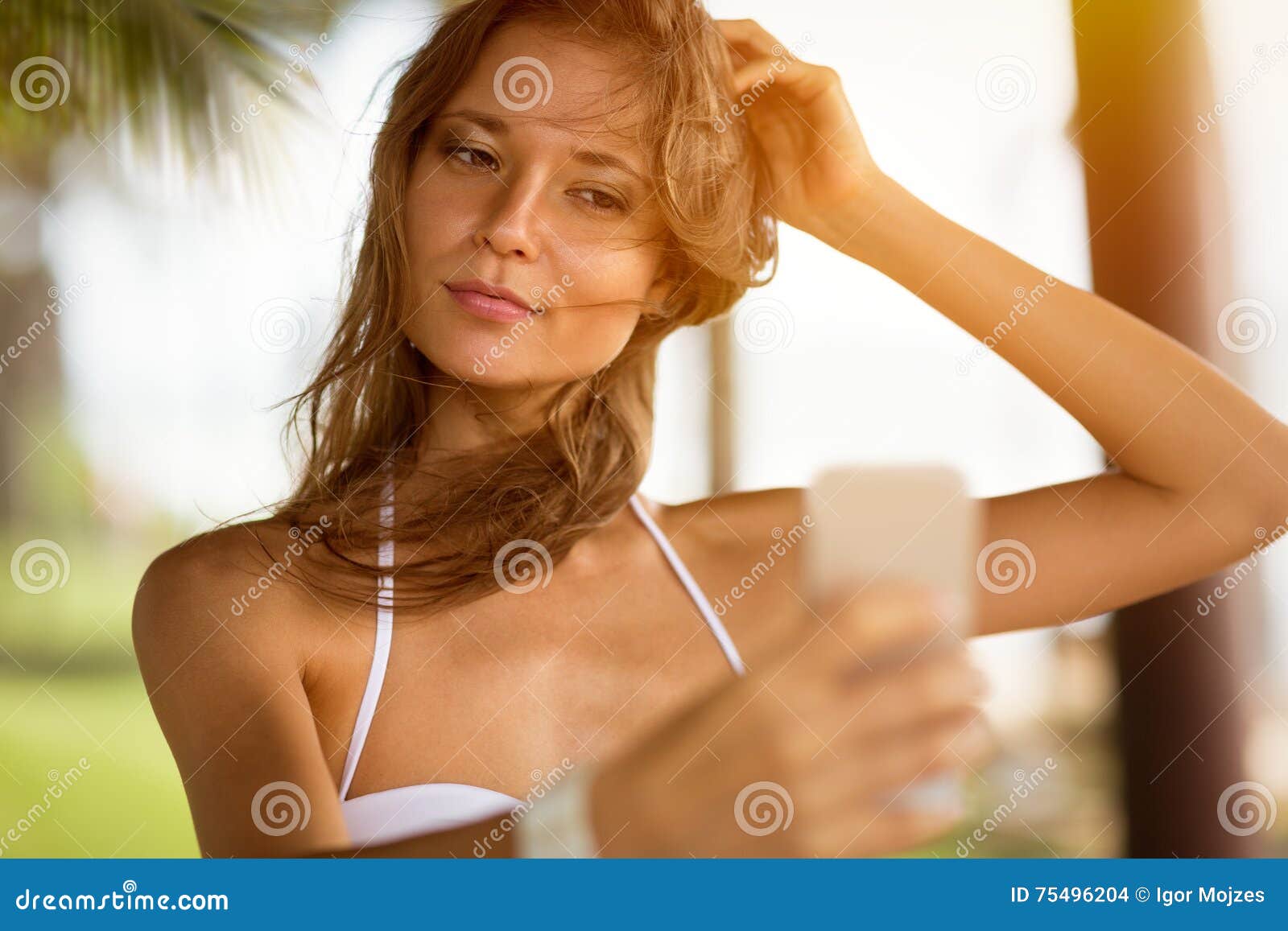 Seksowna Dziewczyna Robi Selfie W Bikini Zdjęcie Stock Obraz Złożonej