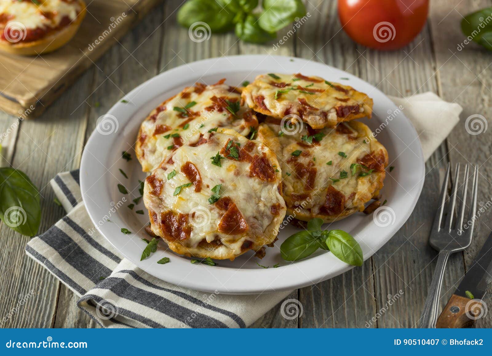 Selbst Gemachte Pepperonis Mini Pizza Bagels Stockbild - Bild von ...