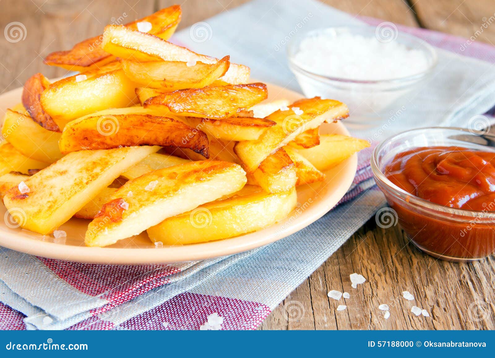Selbst Gemachte Pommes-Frites Stockfoto - Bild von teller, fischrogen ...