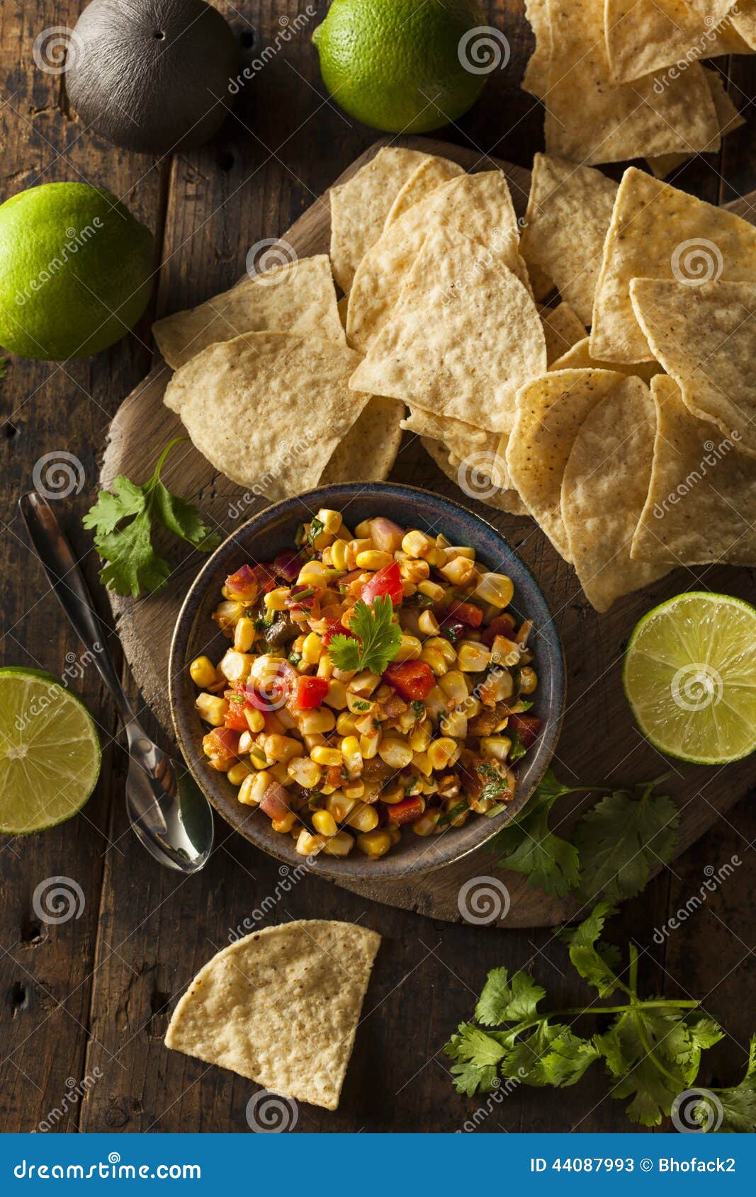 Selbst Gemachte Würzige Mais-Salsa Stockbild - Bild von chip, salzig ...