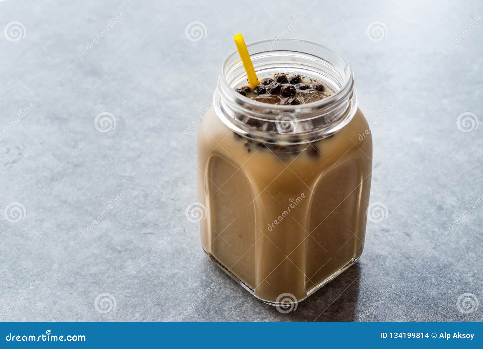 Selbst Gemachter Milch-Blasen-Tee Mit Tapioka-Perlen in Mason Jar ...