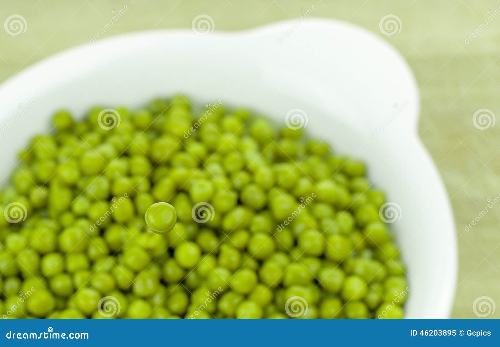 Selective Focus of a Single Green Pea Stock Image - Image of bowl ...