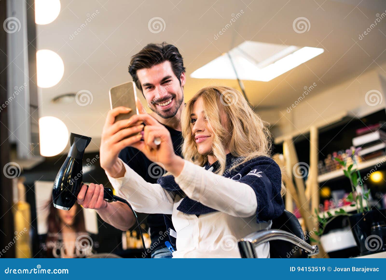 Selfie con il parrucchiere immagine stock. Immagine di fashionable ...