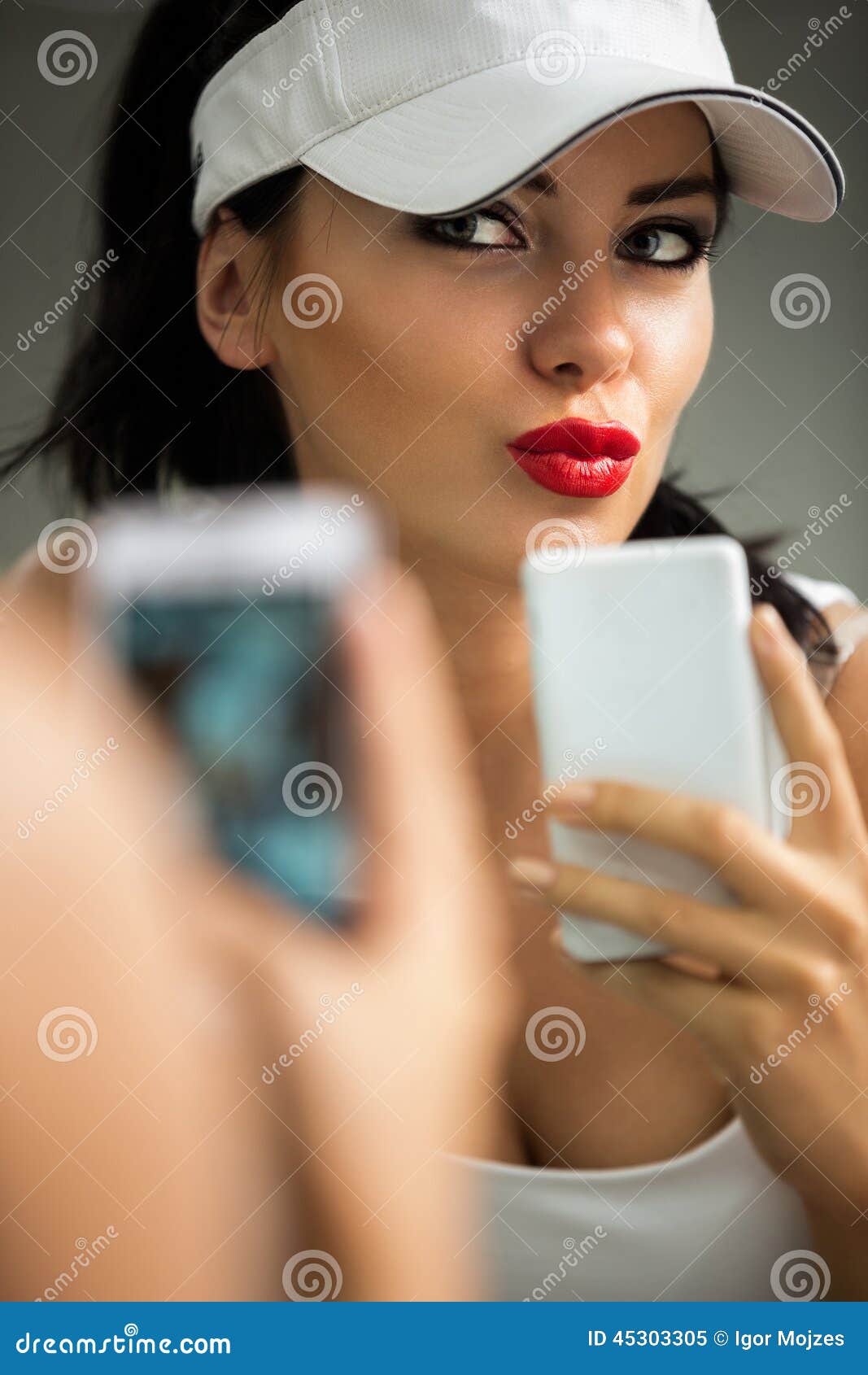 Selfie Dziewczyna Robi Jaźń Portreta Przodowi Lustro Obraz Stock