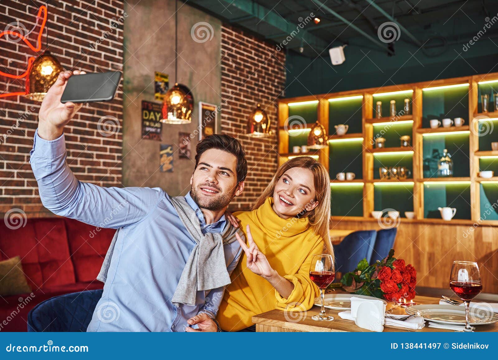 Selfie Im Teuren Restaurant Junge Paare, Die Selfie Machen Stockbild ... Selfie Im Teuren Restaurant Junge Paare, Die Selfie Machen Stockbild ...