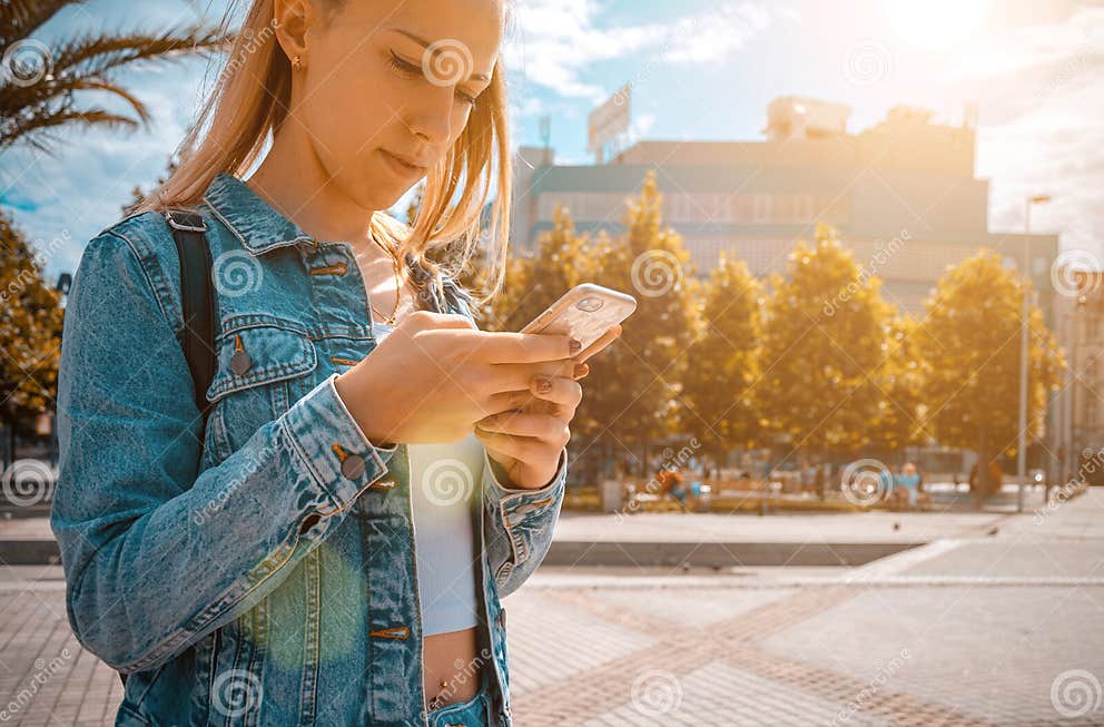 Selfie-kvinna Glad Ung Flicka Med Telefonleende, Textning Och ... Selfie-kvinna Glad Ung Flicka Med Telefonleende, Textning Och ...