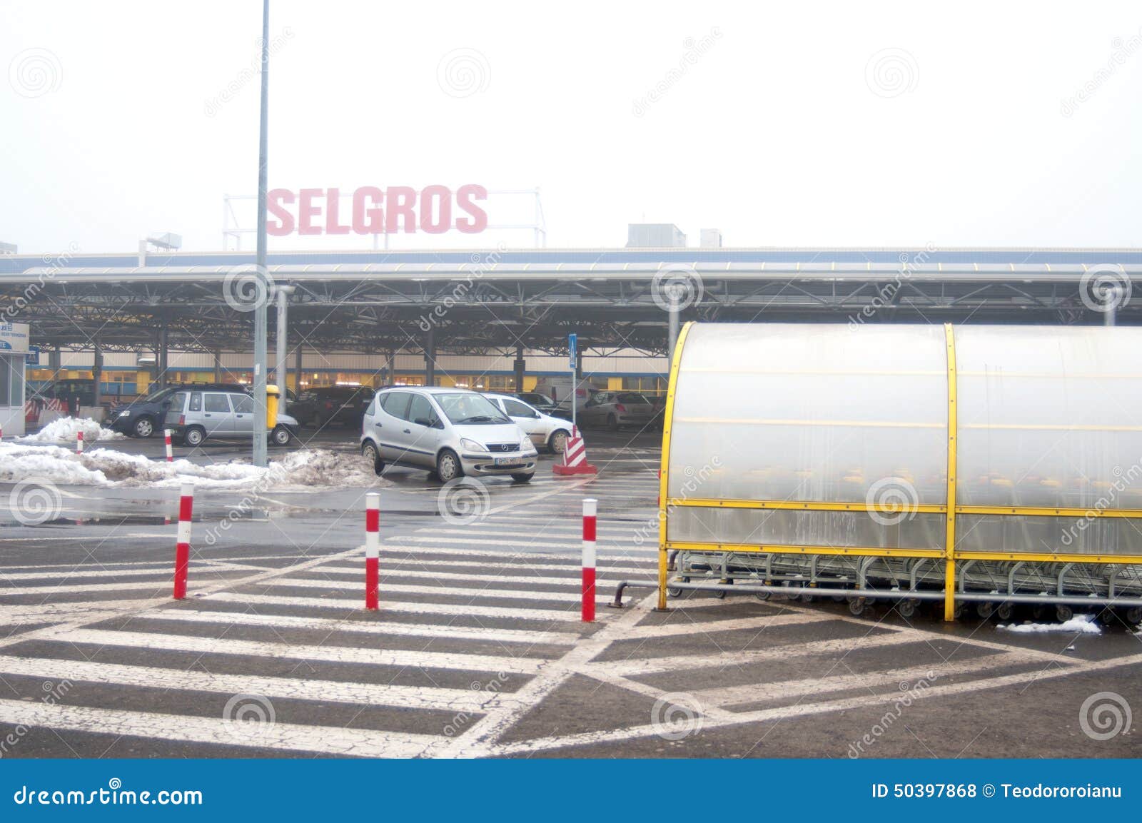 Selgros Bucharest Hypermarket Editorial Stock Photo - Image of stores ...