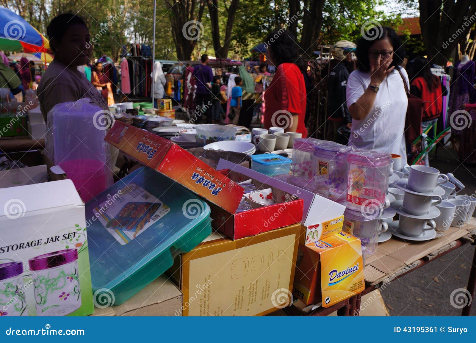 Selling cheap editorial photo. Image of merchants, discount - 43195361