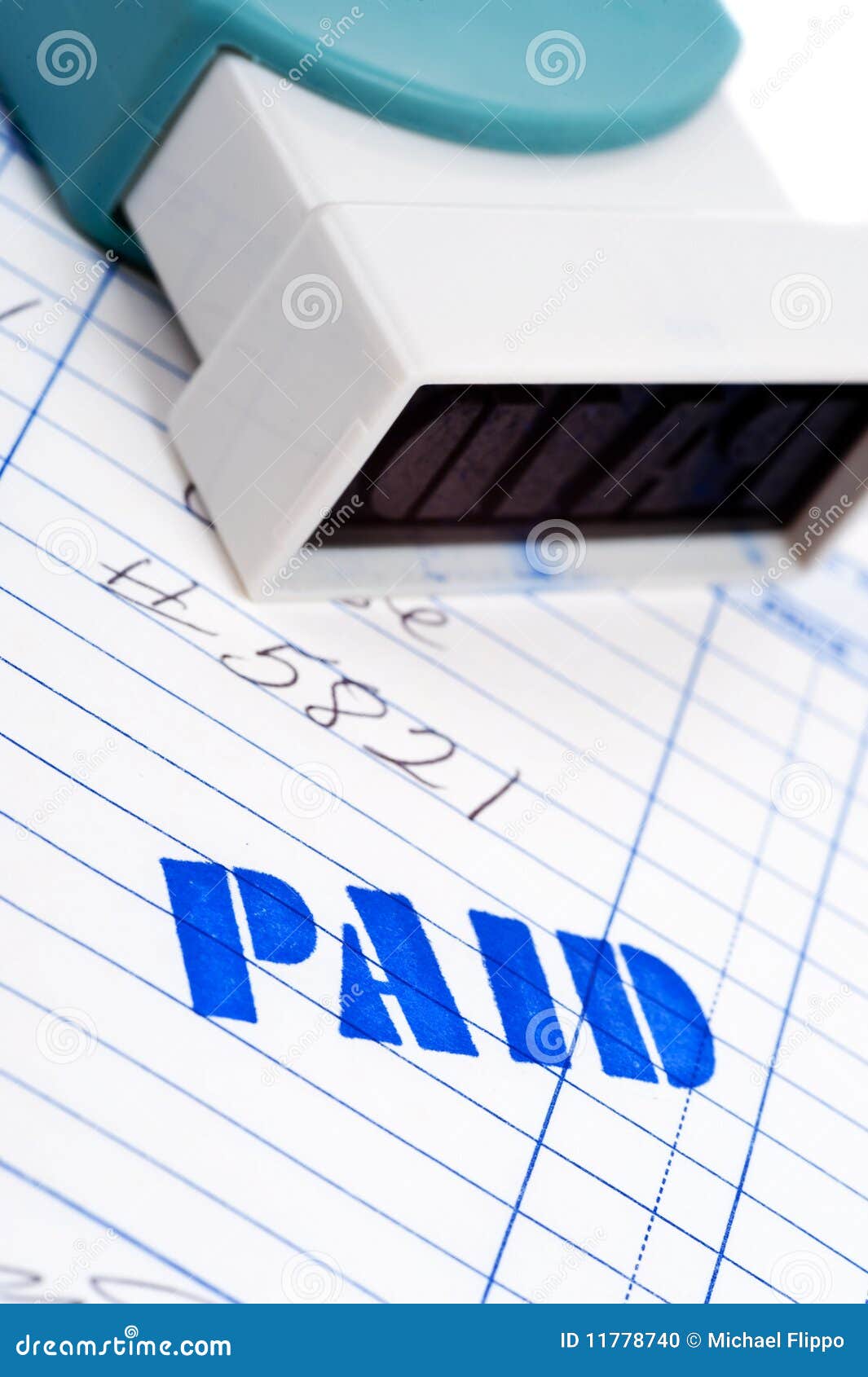 Selo Pago Azul Com Uma Factura No Branco Foto de Stock - Imagem de ...