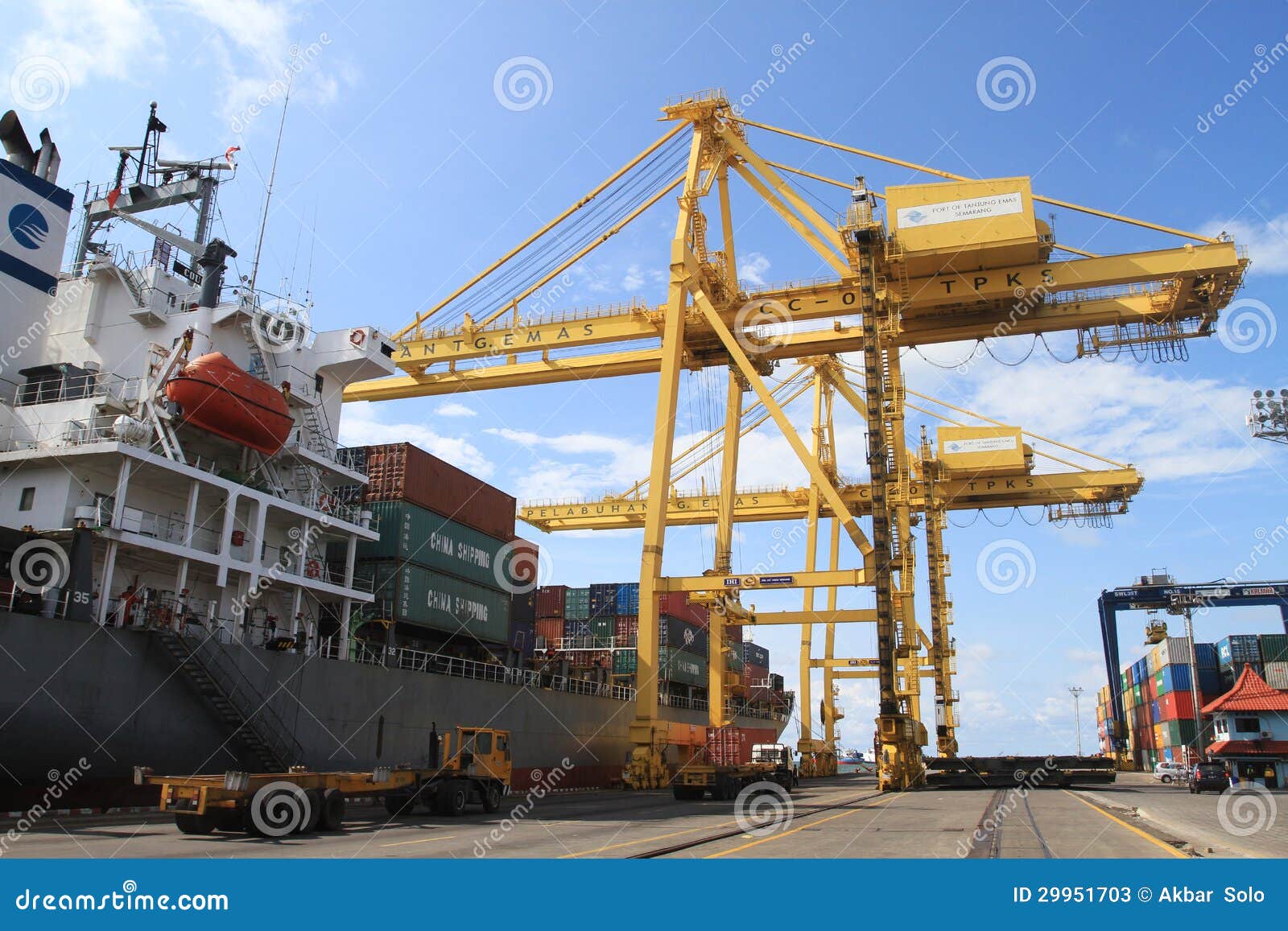 Container Ship Unloading Its Cargo Editorial Stock Photo - Image of ...