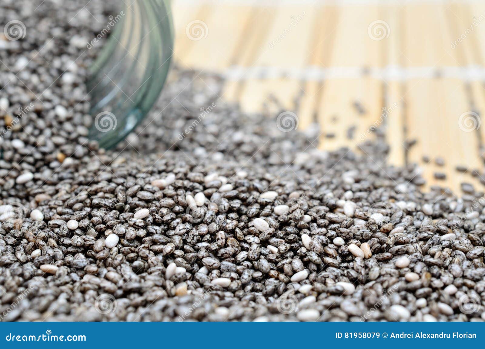 Seme di Chia sulla tavola immagine stock. Immagine di dieta - 81958079