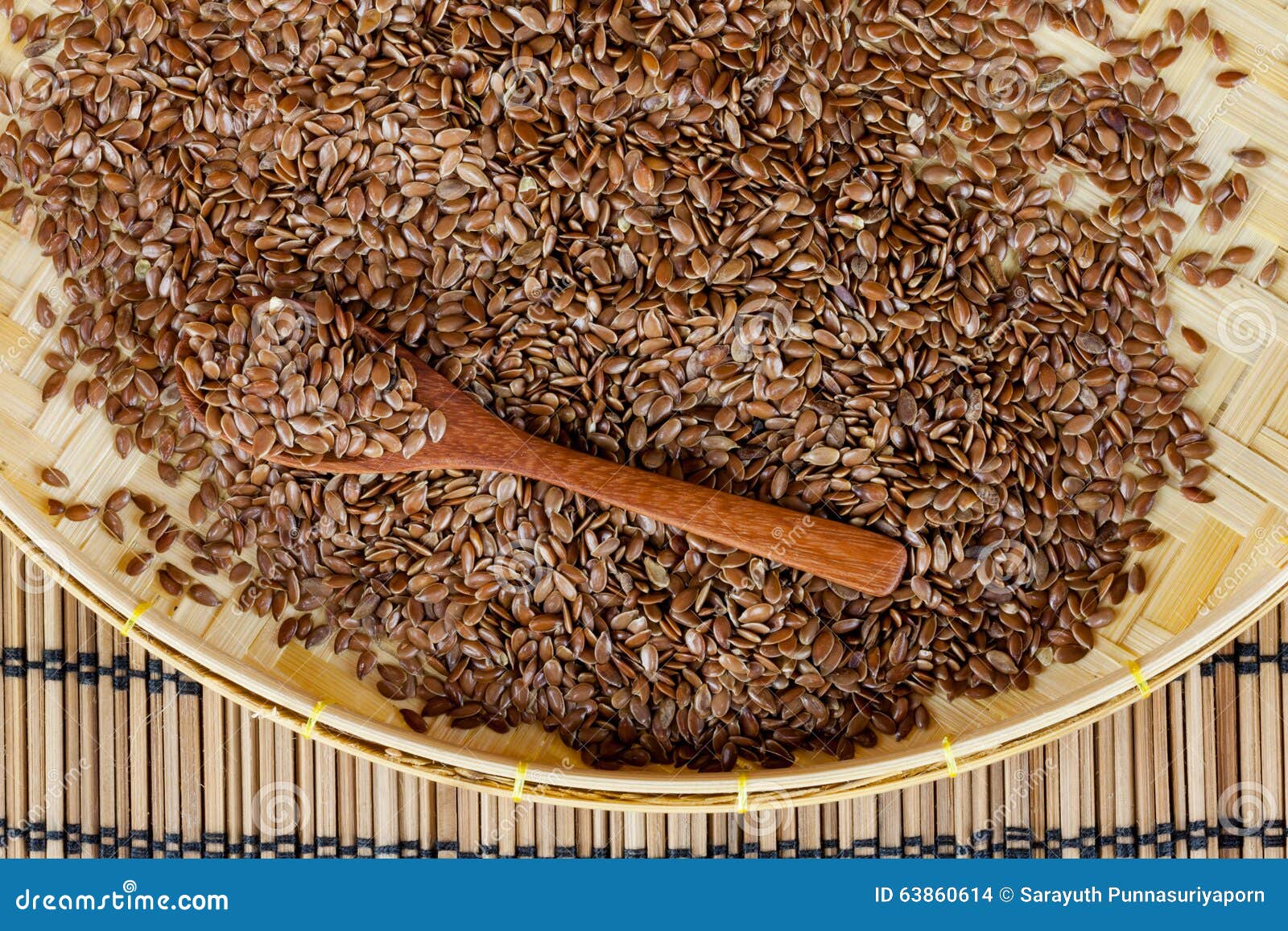 Semente De Linho Com a Colher Colocada Na Cesta Tecida Lisa Foto de ...