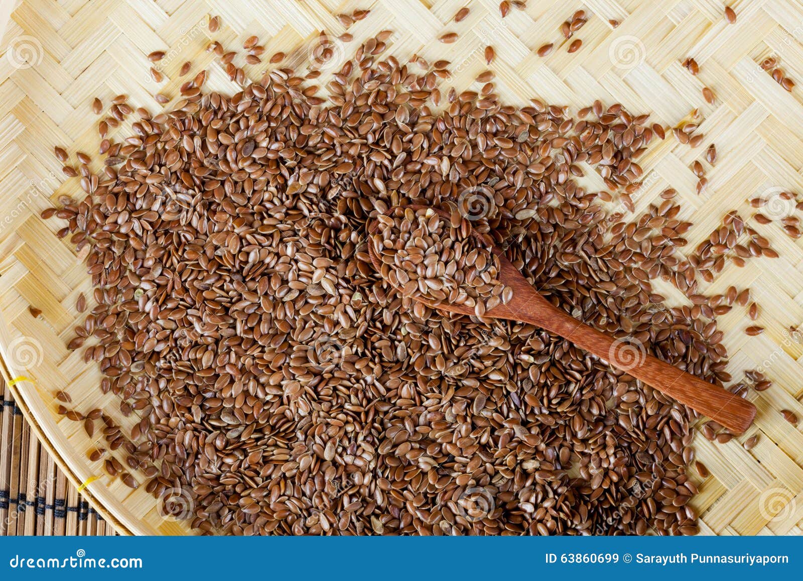 Semente De Linho Com a Colher Colocada Na Cesta Tecida Lisa Imagem de ...