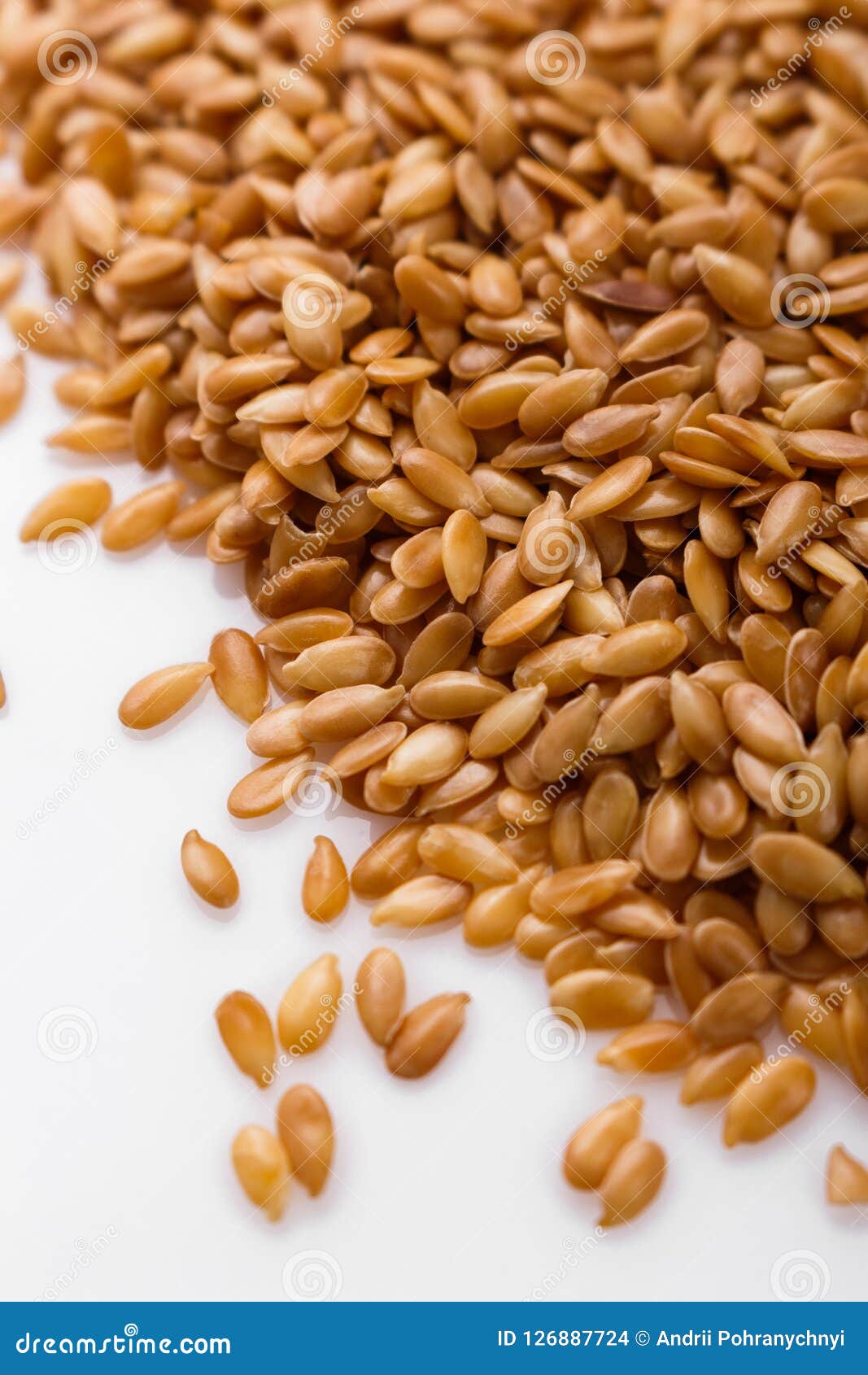 Sementes Do Linho Dourado Em Um Fundo Branco Foto de Stock - Imagem de ...