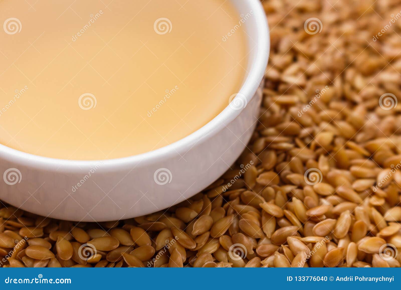 Sementes Do Linho Dourado Em Um Fundo Branco Foto de Stock - Imagem de ...